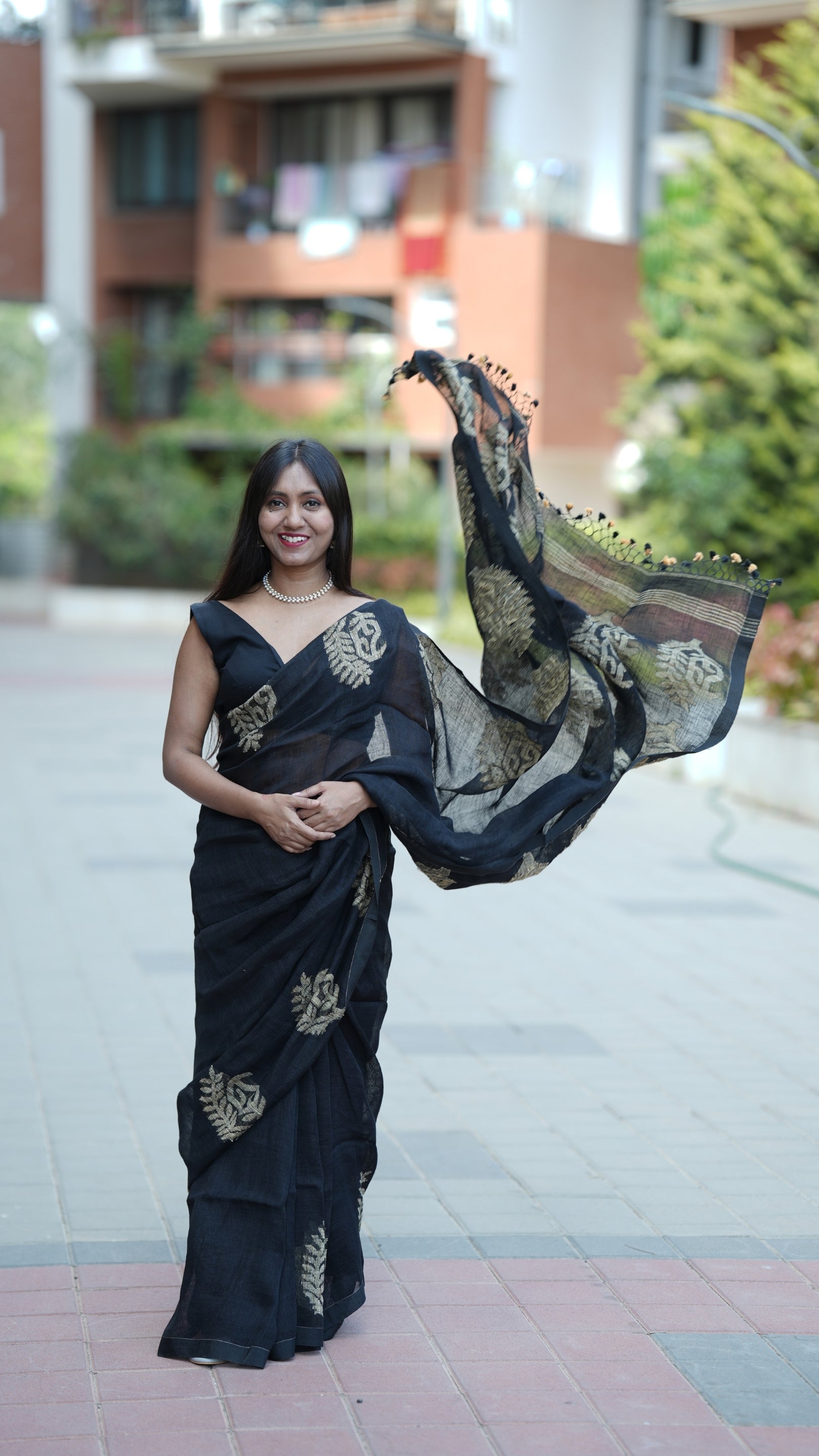 Kalo Tara Jamdani Linen (Saree) – Ekori